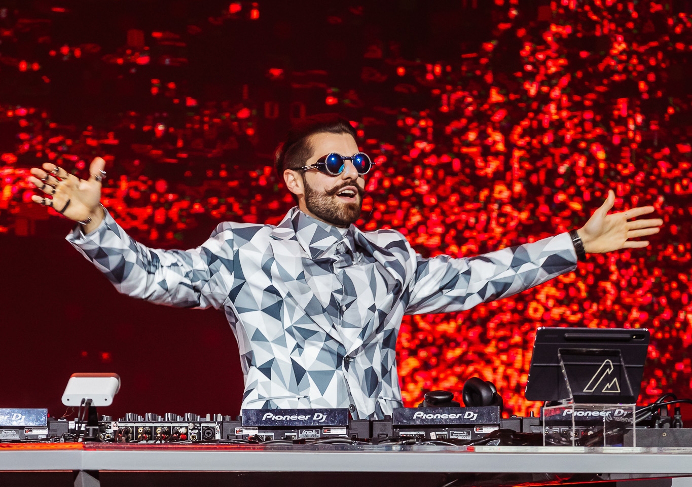 Alok faz remix com Sofi Tukker e INNA | Wonderland in Rave