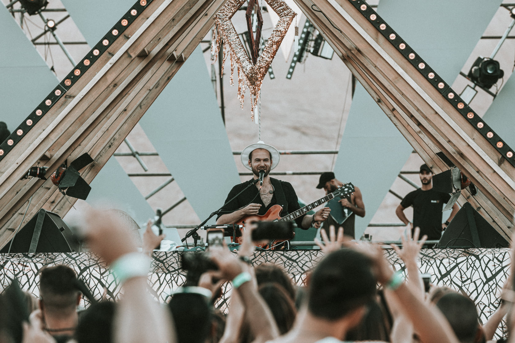 "Laura" de Monolink recebe remix oficial de Argy & Omnya