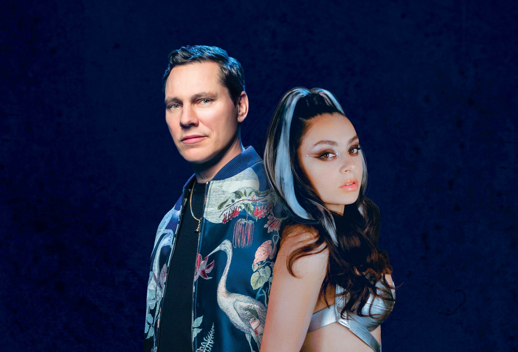 Tiësto e Charli XCX lançam single “Hot In It” | Wonderland in Rave