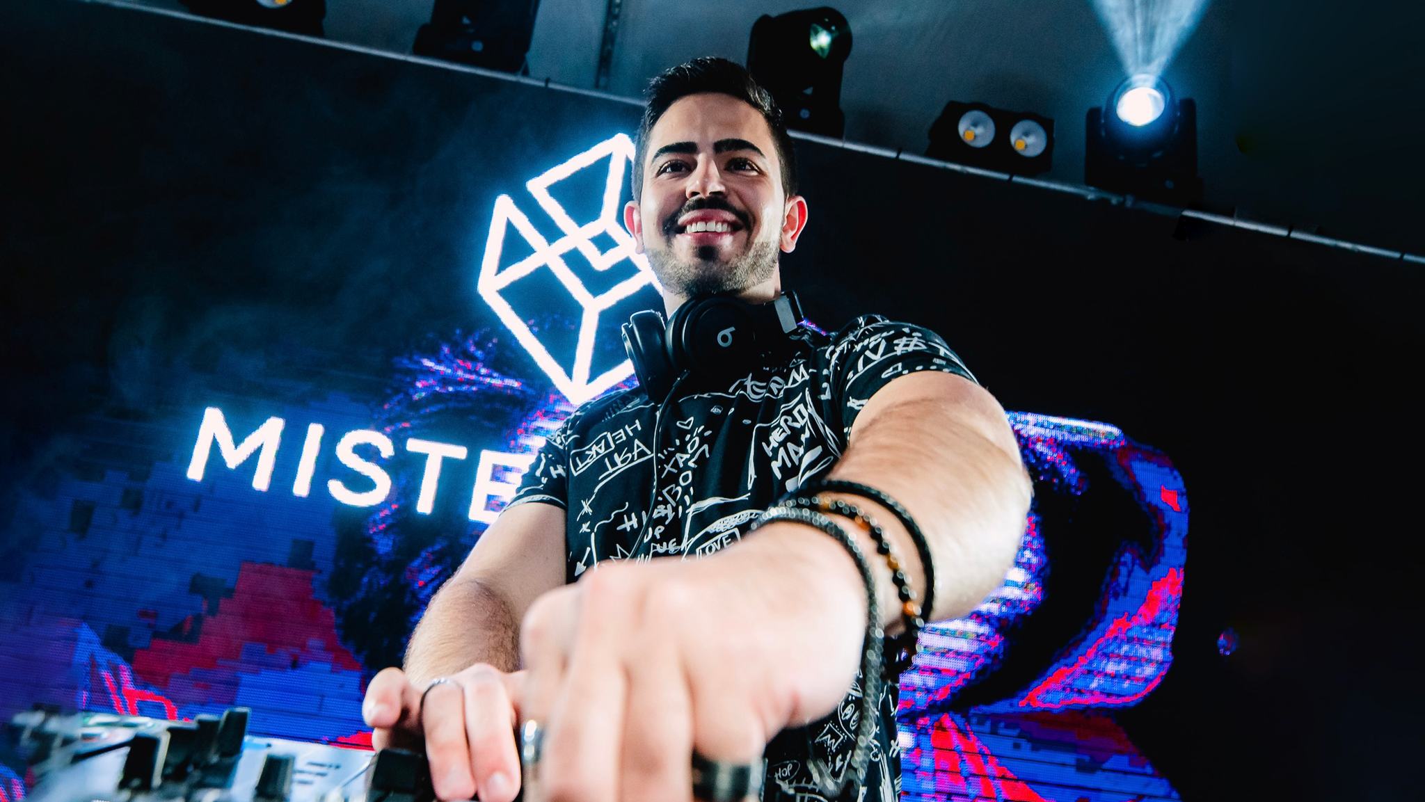 Mister Ruiz bate a marca de 45 milhões de streams no Spotify e lança ...