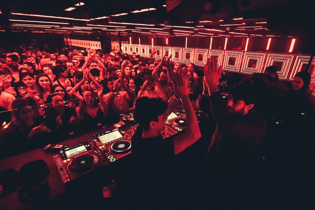 B SIDE: D-edge aproxima mainstream do underground